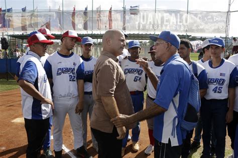 Cdr Donan Implementos Deportivos A Equipo Juvenil De Béisbol Radio