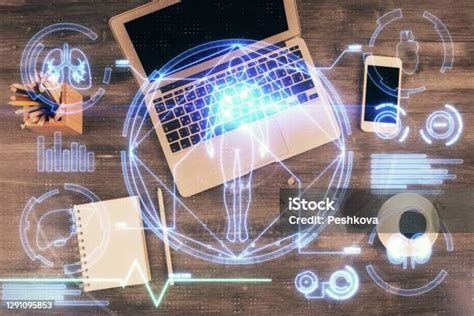 데스크톱 배경의 컴퓨터에 대한 교육 홀로그램 그림 맨 위 보기입니다 다중 노출 0명에 대한 스톡 사진 및 기타 이미지 0명 개념 건강관리와 의술 Istock