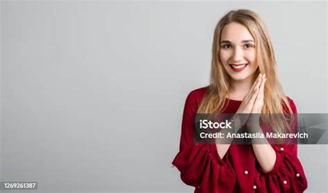 긴 금발 머리를 가진 카리스마 있는 소녀의 사진은 턱 근처에 손을 잡고 빨간색 블라우스를 착용합니다 복사 공간 20 24세에 대한 스톡 사진 및 기타 이미지 Istock
