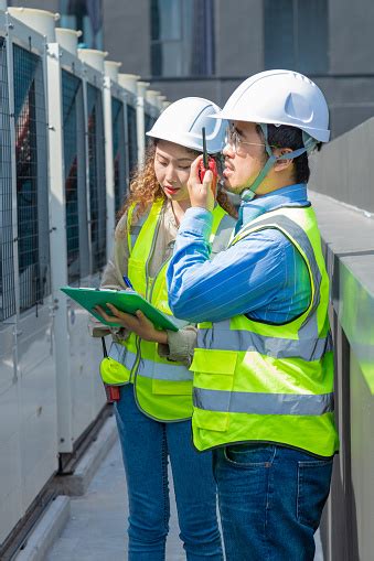 산업 냉수 팬 코일 단위 에어컨을 점검하는 엔지니어는 공기 시스템을 제어하는 대형 산업 건물의 물 냉각탑 공기 냉각기 Hvac 시스템입니다 20 24세에 대한 스톡 사진 및
