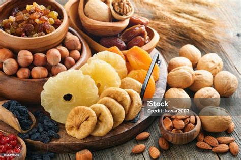 투 비슈바트 축하 개념 건조 과일과 견과류 아몬드 헤이즐넛 호두 살구 자두 체리 건포도 날짜 사과 무화과를 나무 테이블 위에 섞습니다 유대인 휴일 나무의 새해 0명에 대한