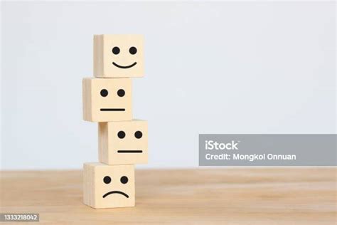 나무 블록은 감정적 인 행복 슬픈 슬픔을 보여주고 다른 생각 통제 불능 나무 테이블에 삶의 모든 것 개념에 대한 스톡 사진 및 기타 이미지 Istock