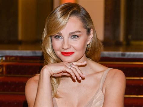 Niewidzialna Sukienka Zrobiła Furorę Socha W Niej Błyszczała