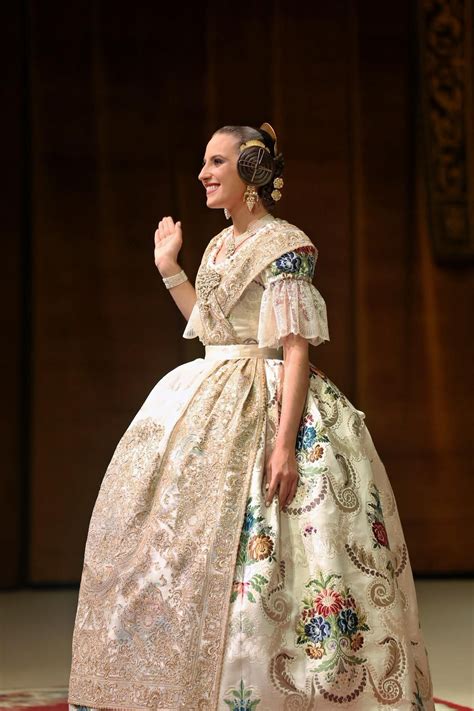Las Fallas Son Moda Y Tienen Mucha Historia Hablamos Con María