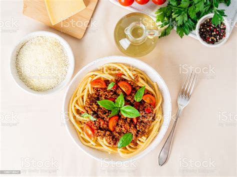 토마토 소스 다진 쇠고기 바 질 파스타 볼로냐 화이트 테이블 리넨 냅킨 평면도에 나뭇잎 0명에 대한 스톡 사진 및 기타 이미지