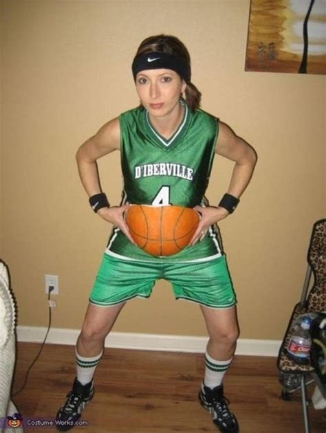 ყველაზე უცნაურ კოსტუმებში გამოწყობილი ფეხმძიმე გოგონები