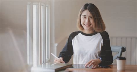 현대적인 사무실에서 태블릿으로 프로젝트를 진행하는 아름다운 전문 사업가 사진 Unsplash의 태국 이미지