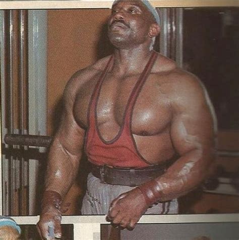 복부에 총알 다섯 발을 맞고도 사망하지 않은 보디빌더 미스터리 공포 에펨코리아