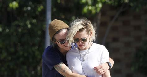 크리스틴 스튜어트 동성연인과 길거리 데이트 스킨십도 자연스럽게[파파라치컷]