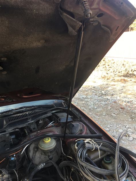 Уплотнитель желоба/амортизатор капота — Audi 100 Avant (C4), 2,3 л ...