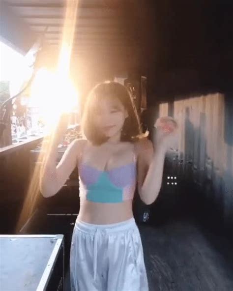 자연즈럽게 그루브 타는 젖