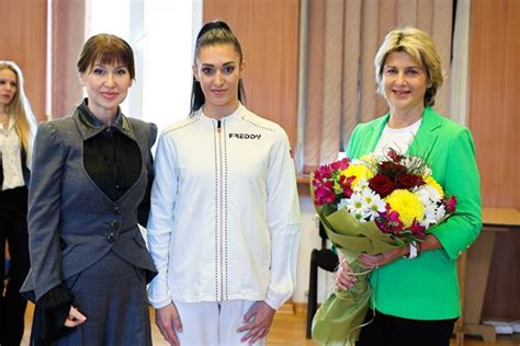 Министър Весела Лечева награди ансамбъла Стилияна Николова и Боряна Калейн