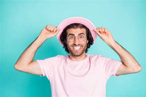 밝은 청록색 배경에 고립된 분홍색 옷을 입은 흰색 이빨로 미소짓는 미친 남자의 사진 초상화 T 셔츠에 대한 스톡 사진 및 기타 이미지 T 셔츠 갈색 머리 긍정적인