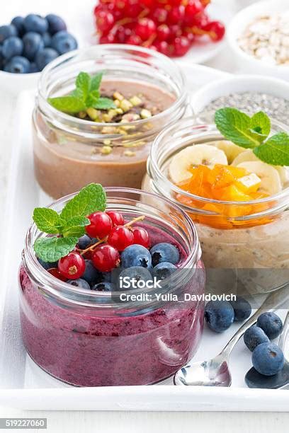 Berbagai Macam Sarapan Biji Chia Dan Buahbuahan Dalam Toples Closeup Foto Stok Unduh Gambar