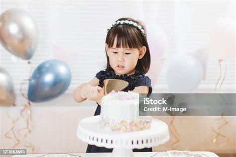 집에서 그녀의 생일을 축하하는 유아 소녀 컷 생일 케이크 귀여운에 대한 스톡 사진 및 기타 이미지 귀여운 기념일 달콤한 음식 Istock