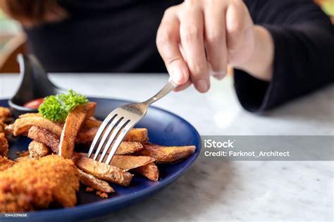 레스토랑에서 프라이드 치킨과 감자 튀김을 먹고 포크를 사용 하 여 여자의 손의 근접 촬영 이미지 가정 주방에 대한 스톡 사진 및 기타 이미지 Istock