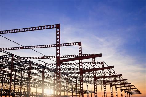 Estructura De Viga Almenada De Silueta De Edificio Industrial En El