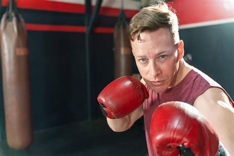 젊고 잘 생긴 남성 복서가 체육관에서 빨간 장갑을 착용 한 근육질의 몸을 만듭니다 권투 스포츠에 대한 스톡 사진 및 기타 이미지