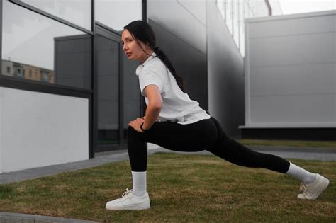 Mujer trabajando sola al aire libre | Foto Premium