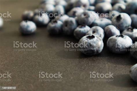 블루베리는 검은 색 배경에 잘 익고 맛있습니다 열매가 닫히면 텍스처 블루베리가 있습니다 0명에 대한 스톡 사진 및 기타 이미지 0명 개체 그룹 건강한 식생활 Istock