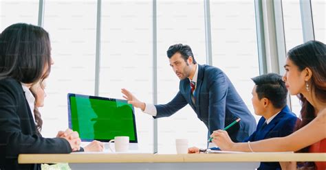 사무실 테이블에 녹색 스크린 크로마 키 Tv 또는 컴퓨터가 있는 회의실의 비즈니스 사람들 화상 회의에서 만나는 사업가와 사업가의 다양한 그룹 사진 Unsplash의