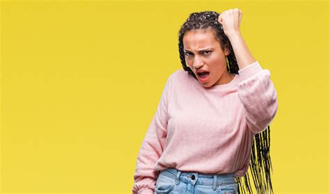 젊은 화가 격리 된 배경 위에 머리 아프리카계 미국인 여자 착용 스웨터 꼰 고 좌절과 분노와 함께 외치는 동안 분노 주먹 미친 높이 분노와 공격적 개념 땋은 머리에 대한