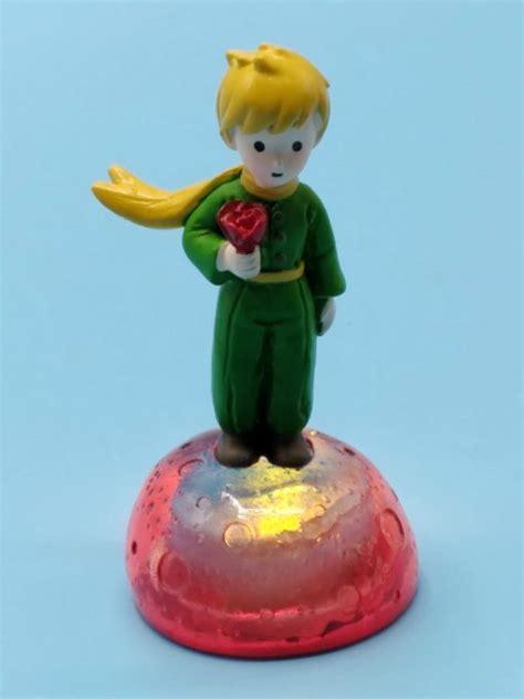 مجسمه شازده کوچولو روی کره روشن Shokonlineshop