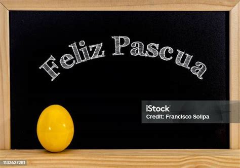 그린 계란과 칠판 부활절 프레임입니다 흰색 분필에 행복 한 부활절 스페인에서 행복 한 부활절 펠리 즈 파스 쿠 아 4월에 대한 스톡 사진 및 기타 이미지 Istock