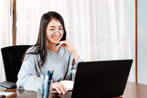 고등학교 또는 대학생은 책상과 독서에 과외를 배우고 숙제를하고 집에서 노트북에서 시험을 준비하는 수업 연습 교육 개념 20 24