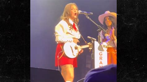 Singer Elle King Drunkenly Botches Dolly Partons Tribute Performance