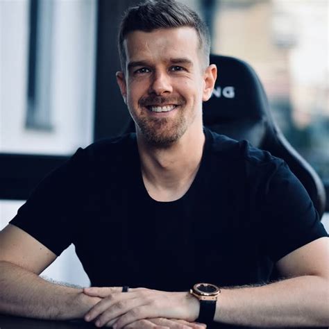 Radu Negulescu Radu N • Threads Say More