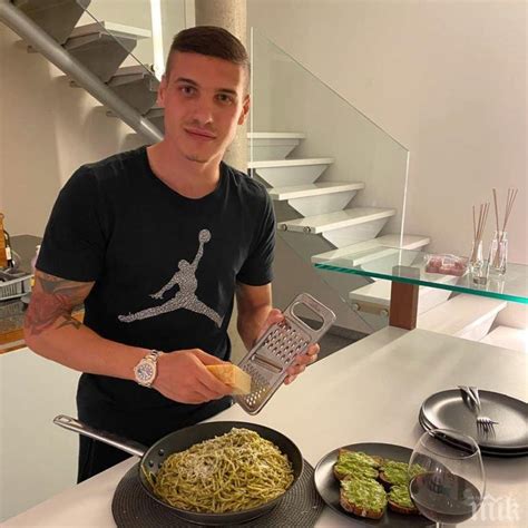 ЦЪР ПЪР Национал върти пържоли на барбекю СНИМКА Информационна агенция ПИК