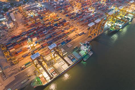 물류 및 컨테이너 화물 선박과 화물의 수송 일출 물류 수입 수출 및 운송 산업 배경에서 조선소에서 작업 크레인 다리 경제에 대한 스톡 사진 및 기타 이미지 Istock