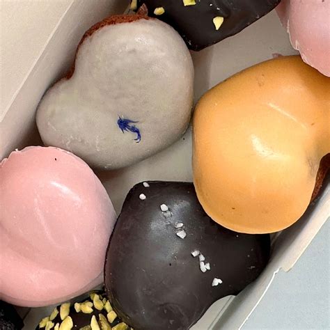 성남 디저트 커피 디피 화이트데이 휘낭시에 예약 안내🎁 하트 휘낭시에는 화이트데이 한정으로 준비되며 예약 구매만 가능합니다🩷 🍬구성 하트 휘낭시에 10구 상자