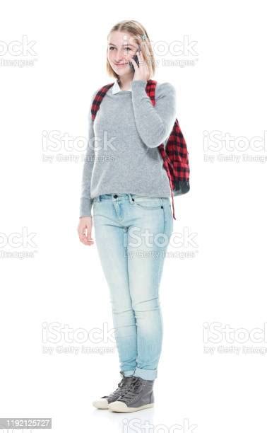 전체 길이 측면 보기 프로필 보기 1617 세 아름 다운 금발 머리 세대 Z 젊은 여자 여자 십 대 여자 학생 고등학생 중학생 서 서 휴대 전화 가방 스마트폰을 사용 하 여