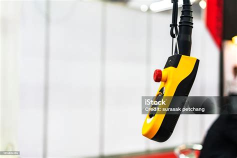 노란색 전기 원격 스위치 제어 푸시 버튼 스위치 호이스트 리프트 또는 크레인을 위한 방향을 앞뒤로 또는 산업 작업에서 앞뒤로 또는 이동 건설 산업에 대한 스톡 사진 및 기타