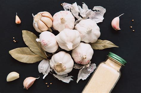 검은 색 배경에 향신료 베이 잎과 후추와 아로마 마늘의 항아리와 전구에 말린 마늘 0명에 대한 스톡 사진 및 기타 이미지 0명 건강관리와 의술 건강한 식생활 Istock