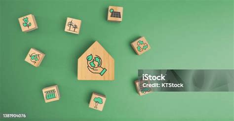 나무 블록에 녹색 에코 개념은 녹색 생태 도시와 환경 보존을위한 가정에서 에너지를 절약 할 수 있습니다 0명에 대한 스톡 사진 및 기타 이미지 Istock