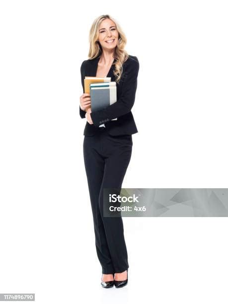 정면보기 1인 전체 길이 2029세 성인 아름다운 백인 여성 젊은 여성 학생 대학생 비즈니스 맨 사업가 앞에 서 있는 흰색 배경 에 양복을 입고 책 교과서를 들고 사람들에