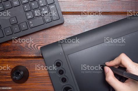 손은 그래픽 태블릿에 그립니다 프리랜서 디자이너 일러스트 레이터 기술 원격 작업 아웃소싱 그래픽 태블릿용 장갑과 펜 디지털