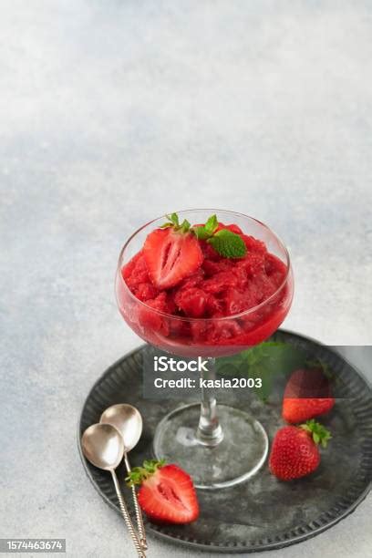 딸기 그라니타 또는 신선한 베리 셔벗이 오래된 회색 테이블 배경에 유리로 되어 있다 아이스크림이나 셔벗의 질감 딸기와 민트를 곁들인 아이스크림 소르베 레시피 여름 치료