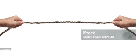 줄다리기 두 사람이 반대 방향으로 밧줄을 당기고 흰색 배경에 고립되어 있습니다 두 사람이 밧줄 경쟁자를 당깁니다 흰색 바탕에 2