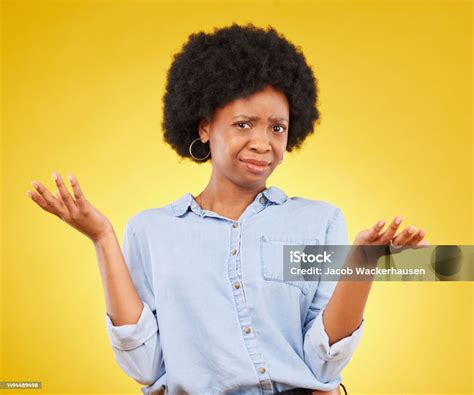 스튜디오에서 흑인 여성의 혼란스러움과 의심과 초상화는 노란색 배경에 제스처를 모른다 확실하지 않은 아프리카 소녀의 얼굴과 손 이유 이모티콘 및 또는 모형 또는 고립된 선택