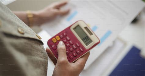 손에 빨간 계산기를 들고 있는 사람 사진 Unsplash의 수학 이미지