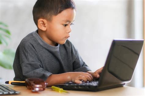 아시아 남학생들은 stem steam 수학 공학 과학 기술 컴퓨터 코드에서 로봇 자동차와 전자 보드 케이블을 코딩하는 방법을