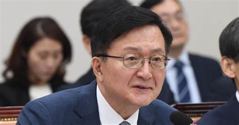 질의에 답하는 서울대 총장