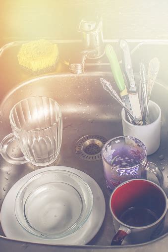 세척을 위해 대기 싱크대에 거품에 더러운 요리 머그컵 접시 칼 붙 이입니다 가사 집안일에 대한 스톡 사진 및 기타 이미지 가사 집안일 가정 주방 가정의 방 Istock