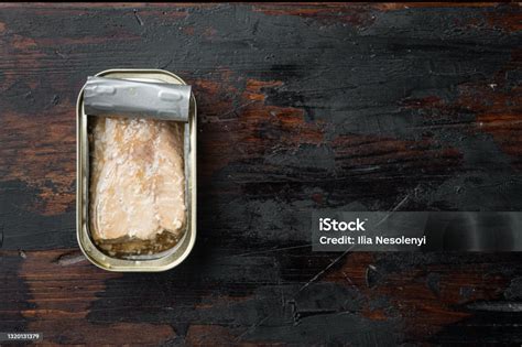 조림 야생 알래스카 연어 주석 캔에 오래된 어두운 나무 테이블 배경에 상단 보기 플랫 레이 카피 스페이스 와 텍스트 공간 건강한