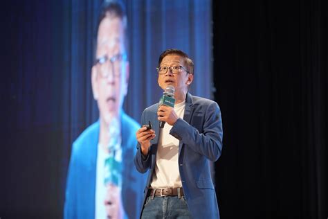 Neil 【博士学位终究只是理论研究吗？】 作者：符策勤博士 地点：墨尔本，为2025年蒙纳士大学毕业典礼撰写 长期以来，人们总认为博士学位（phd）只是纯粹的理论学问，这种观念深深影响了