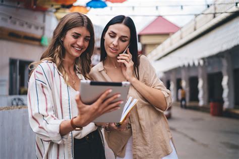 현대 휴대 전화 가제트에서 로밍 인터넷 연결을 사용하여 고객 서비스와 국제 대화를하고 친구의 터치 패드에서받은 알림에 대해
